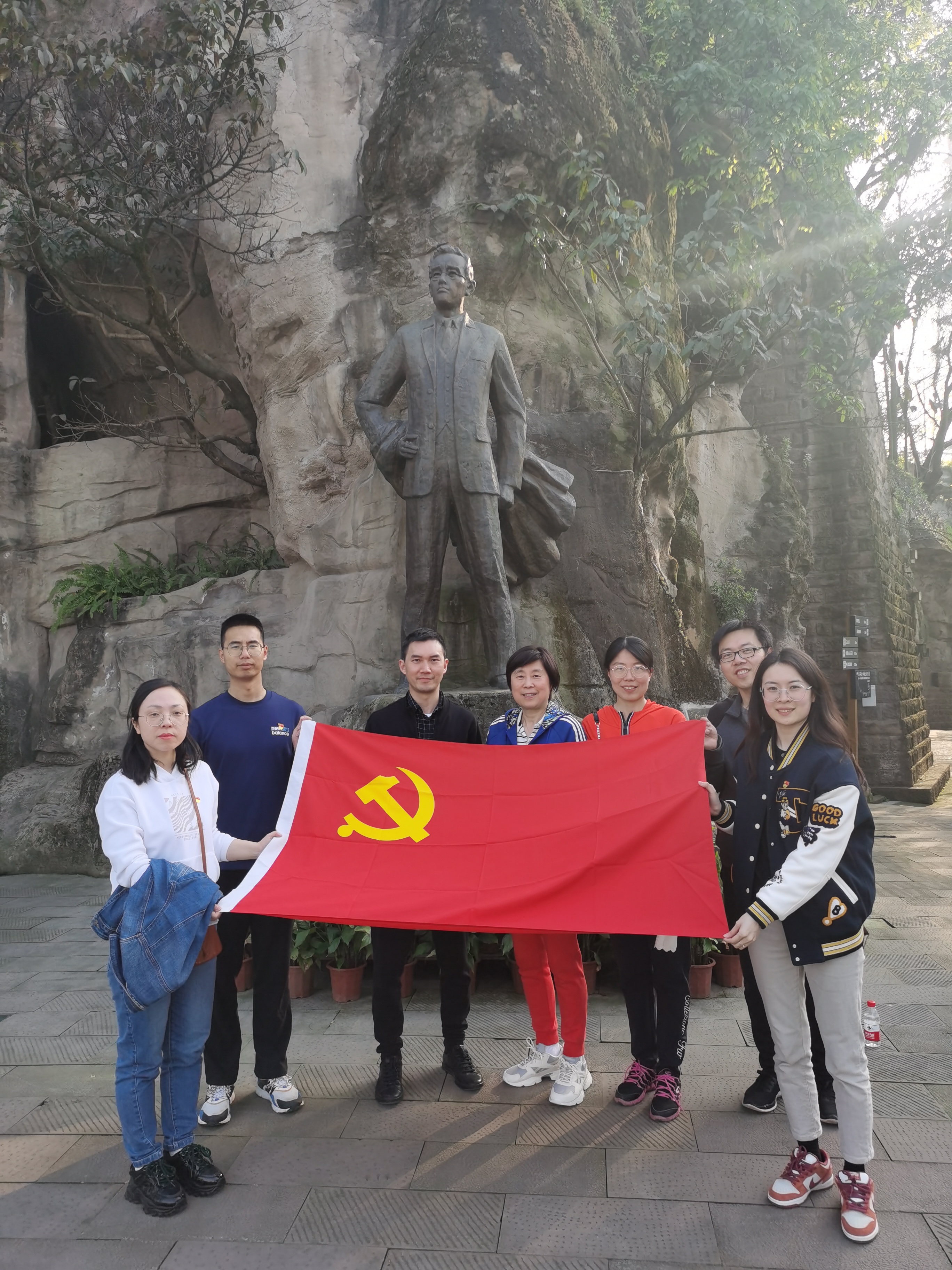 机关二支部开展“缅怀革命先烈 锤炼党性修养”主题党日活动-重庆科技大学党委组织部（机关党总支）